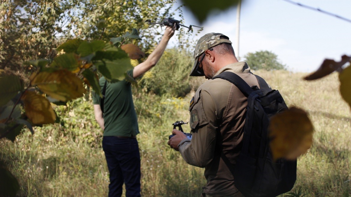 Investigators and criminologists of the State Bureau of Investigation ...